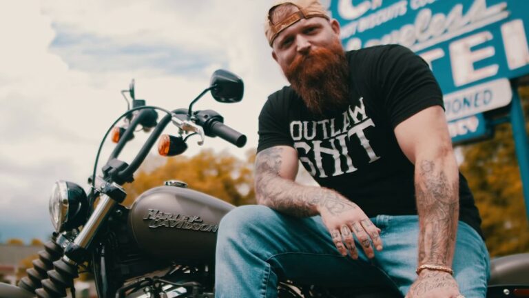 Qui est Adam Calhoun